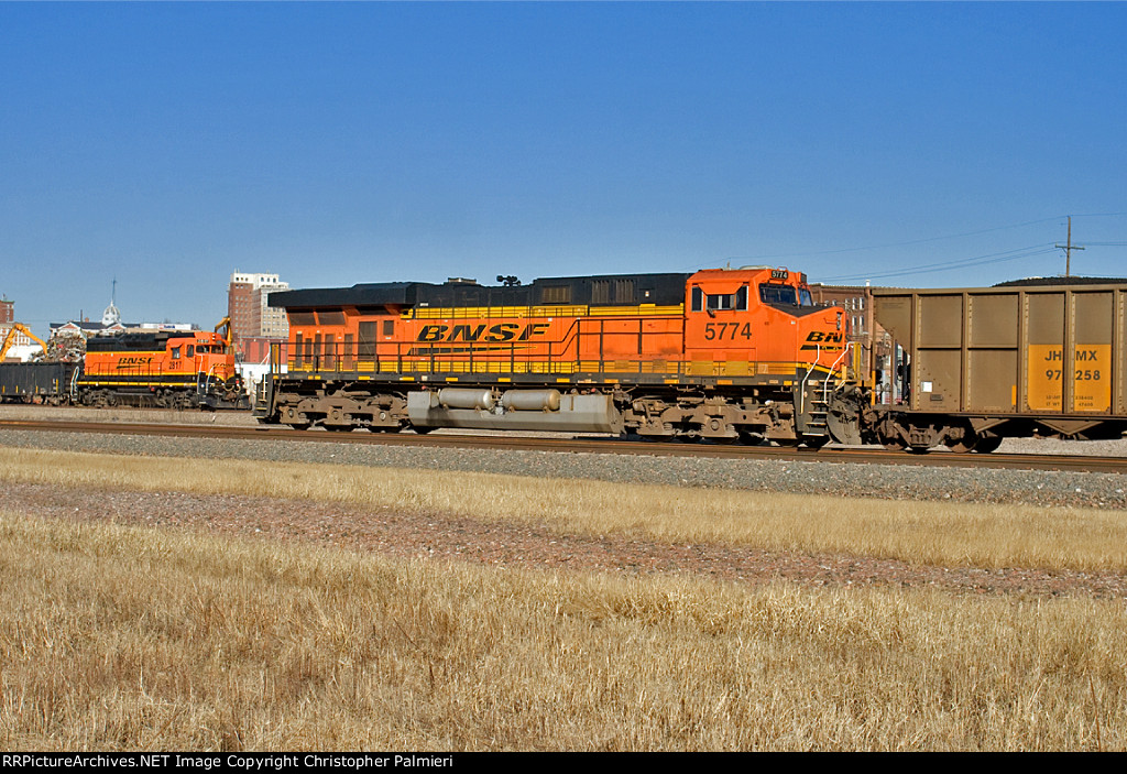 BNSF 5774 and BNSF 2817